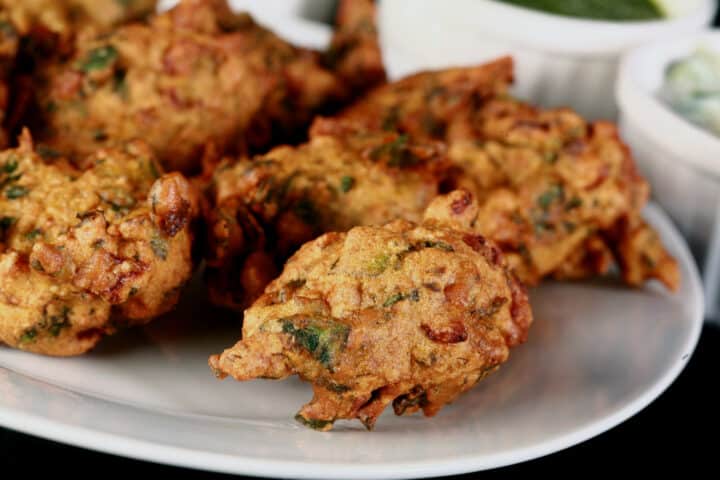 Palak Pakoda Recipe [Spinach Pakora Fritters] - Beyond Flour